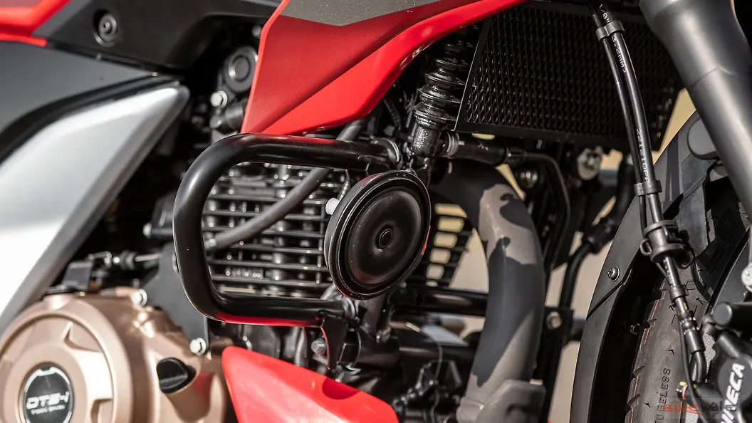 Bajaj Pulsar N250 Front Mudguard Image – BikeWale