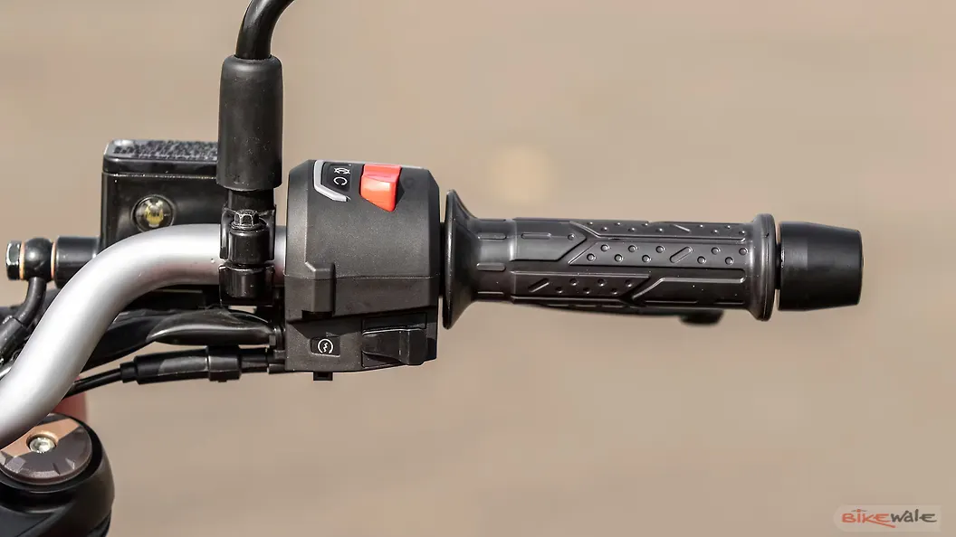 Bajaj Pulsar N250 Left Side Handelbar Grip Image – BikeWale