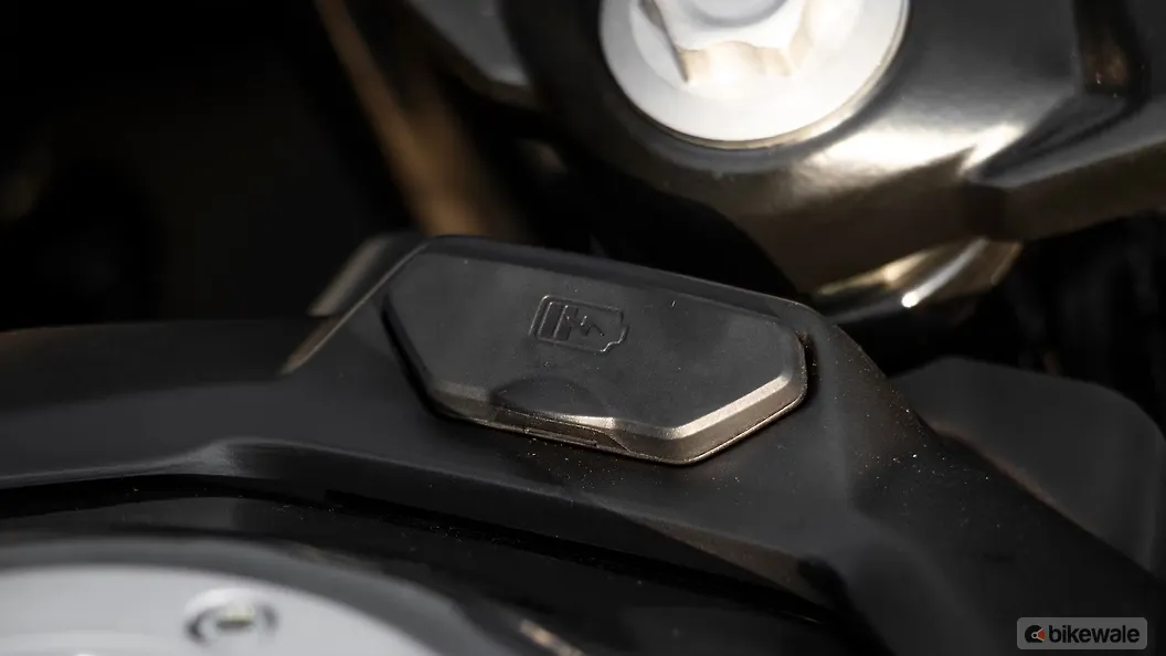 Bajaj Pulsar F250 USB Charging Port Image – BikeWale