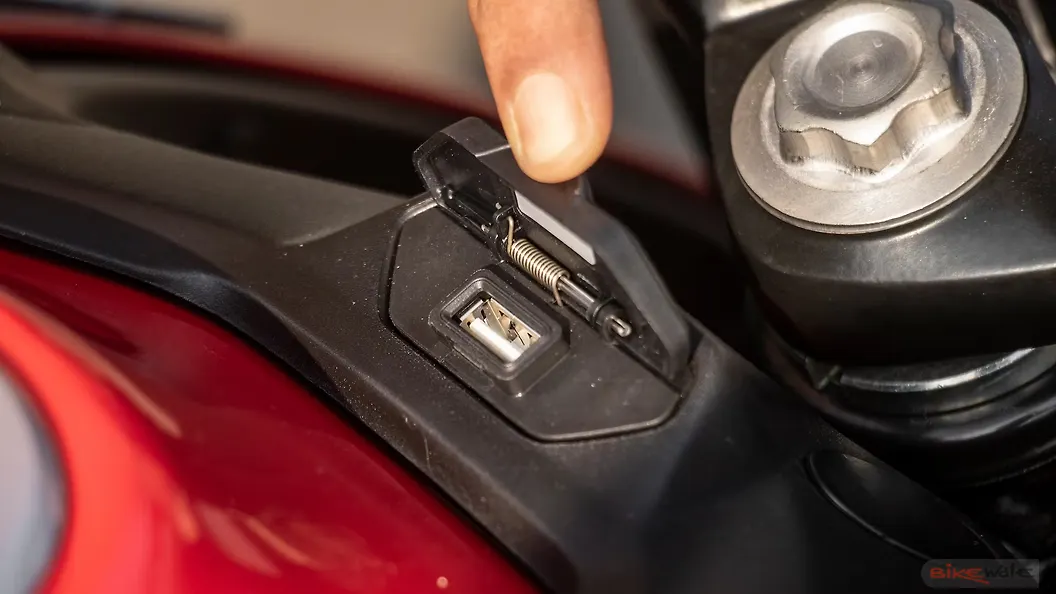 Bajaj Pulsar F250 USB Port Image – BikeWale