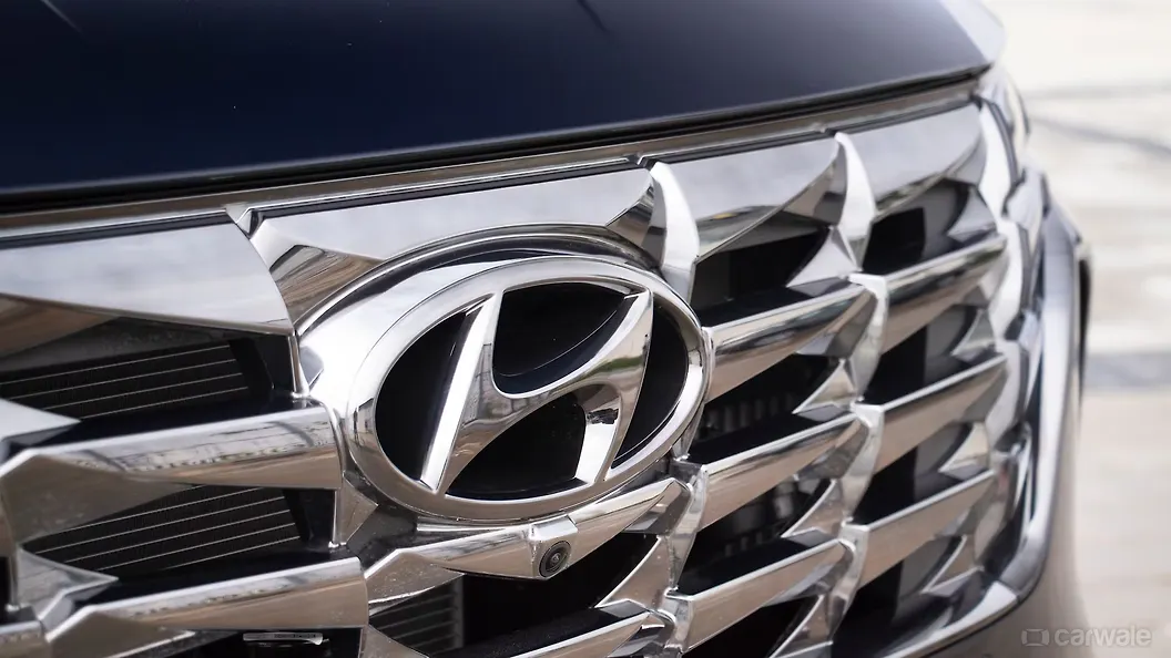 Tucson Front Logo Image, Tucson Photos in India - CarWale