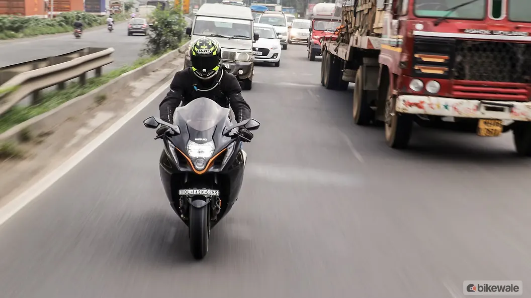 Suzuki Hayabusa [2022] Left Front Three Quarter Image – BikeWale