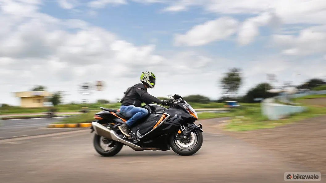 Suzuki Hayabusa [2022] Right Side View Image – BikeWale