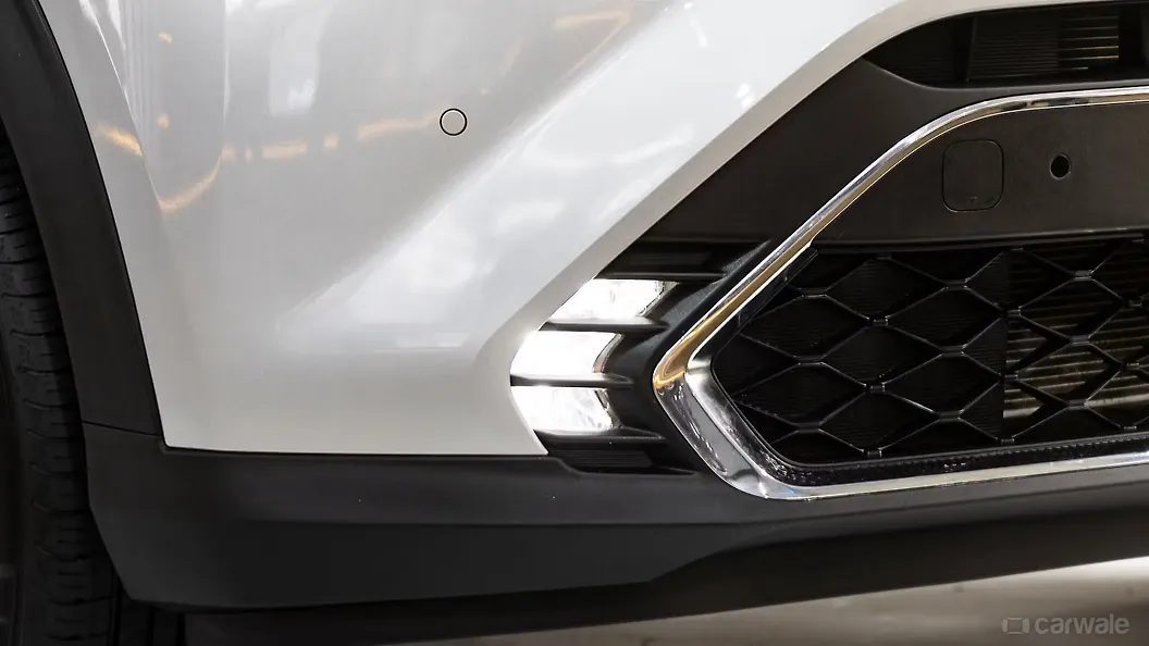 Carens Front Fog Lamp Image, Carens Photos in India - CarWale