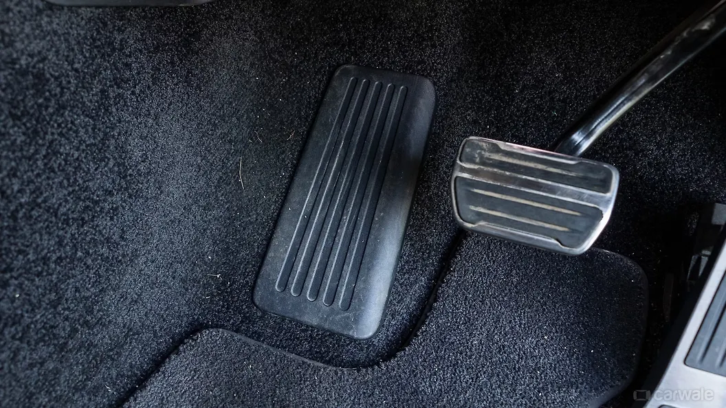 Range Rover Dead Pedal Image, Range Rover Photos in India - CarWale