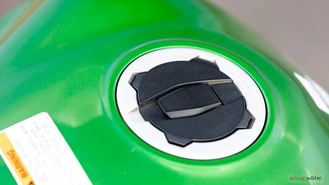 Kawasaki Ninja 1000 Branding/Fuel Tank Decal Image – BikeWale