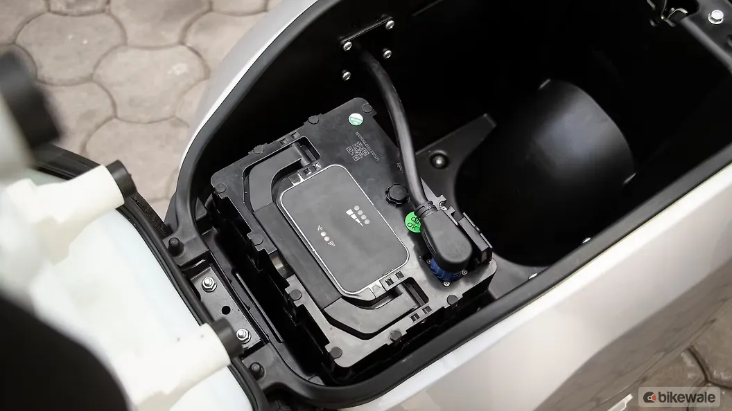 Bounce Infinity E1 Electric Scooter Battery Pack Image – BikeWale