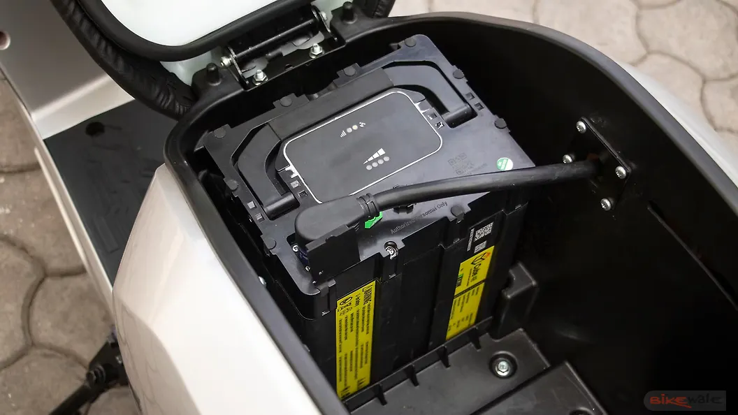 Bounce Infinity E1 Electric Scooter Battery Pack Image – BikeWale