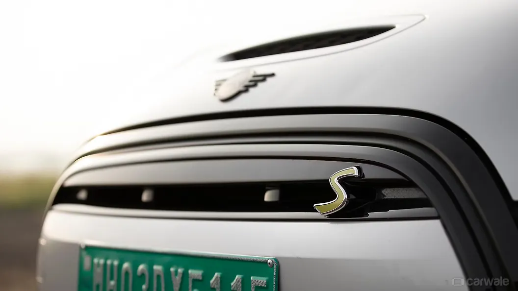 Cooper SE Front Badge Image, Cooper SE Photos in India - CarWale