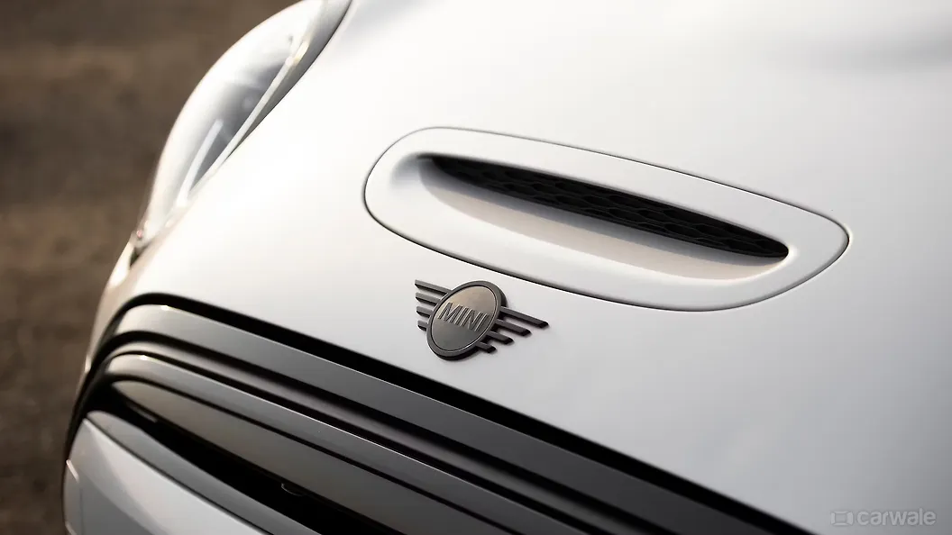 Cooper SE Front Logo Image, Cooper SE Photos in India - CarWale