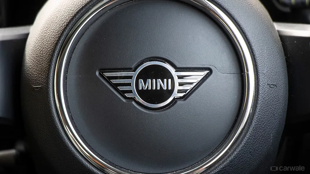 Cooper SE Horn Boss Image, Cooper SE Photos in India - CarWale