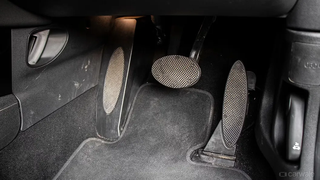 Cooper SE Pedals/Foot Controls Image, Cooper SE Photos in India - CarWale