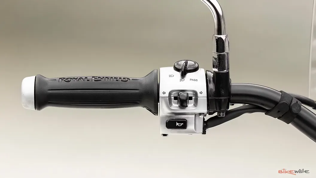 Royal Enfield Super Meteor 650 Left Side Handelbar Grip Image – BikeWale