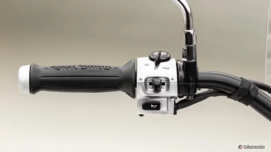 Royal Enfield Super Meteor 650 Left Side Handlebar Grip Image – BikeWale