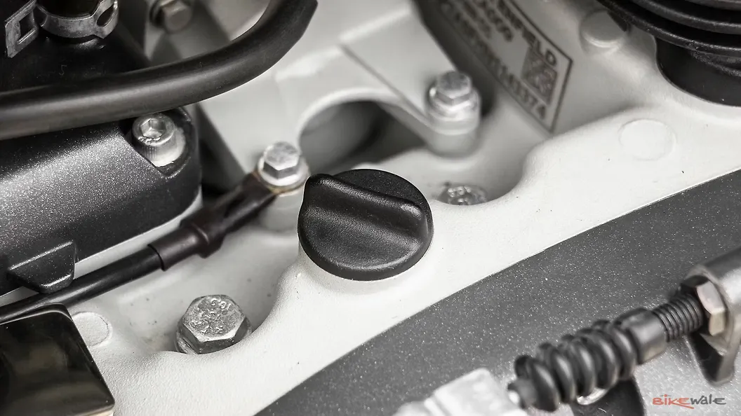 Royal Enfield Super Meteor 650 Engine Oil Level Indicator Image – BikeWale
