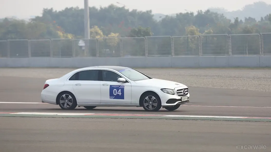 E-Class Right Side View Image, E-Class Photos in India - CarWale