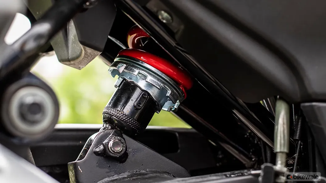 TVS Raider 125 Rear Suspension Spring Preload Setting Image – BikeWale