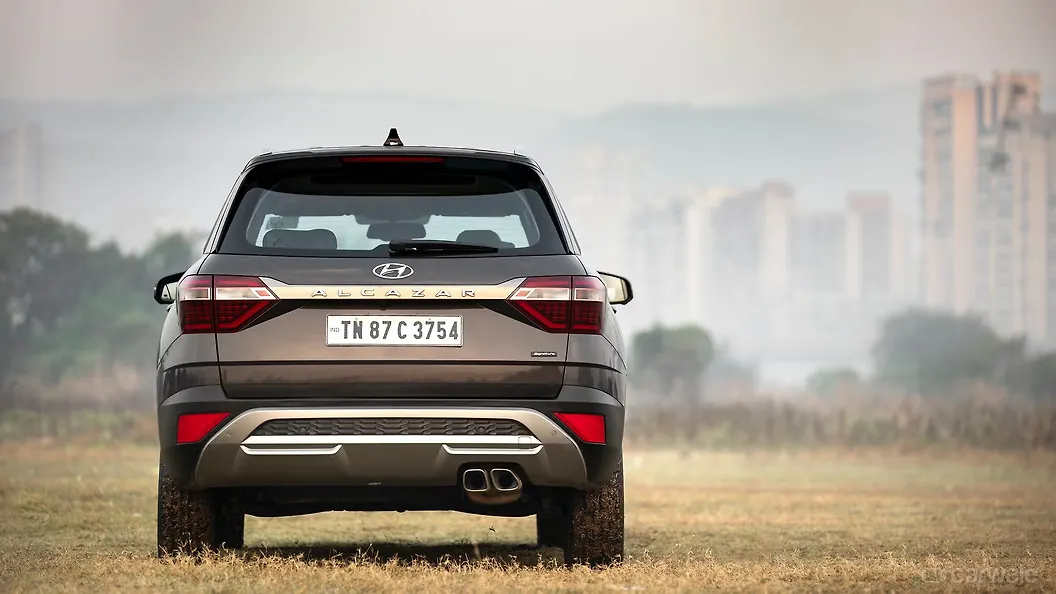 Alcazar Left Side View Image, Alcazar Photos in India - CarWale