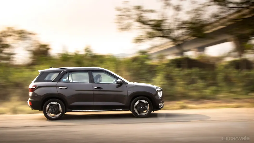 Alcazar Right Side View Image, Alcazar Photos in India - CarWale