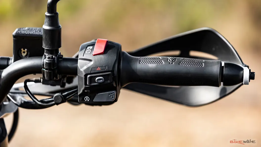 Yezdi Scrambler High-Beam Flasher Image – BikeWale