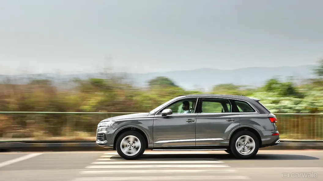 Q7 Right Side View Image, Q7 Photos in India - CarWale
