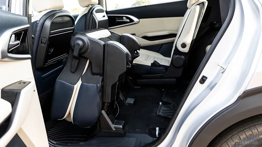 Carens Second Row Seats Image, Carens Photos in India - CarWale