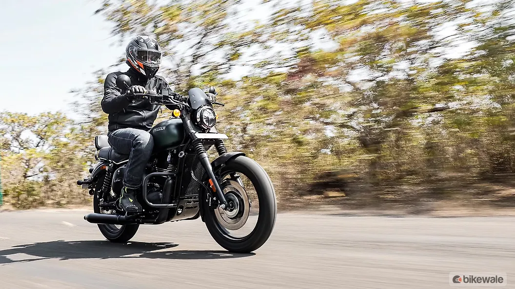 Yezdi Roadster [2024] Right Side View Image – BikeWale