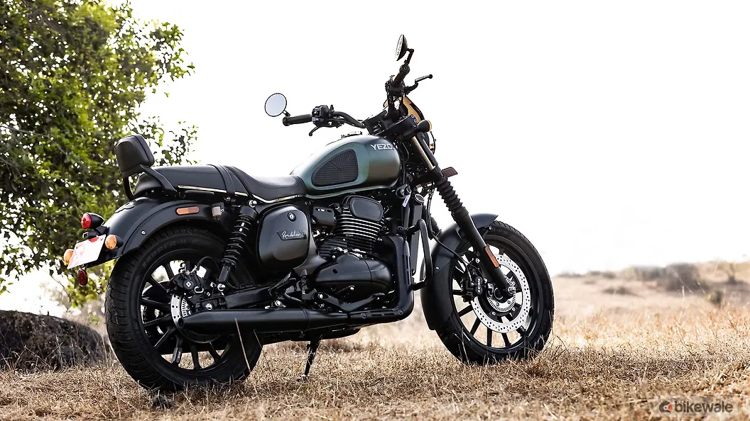 Yezdi Roadster [2024] Right Side View Image – BikeWale