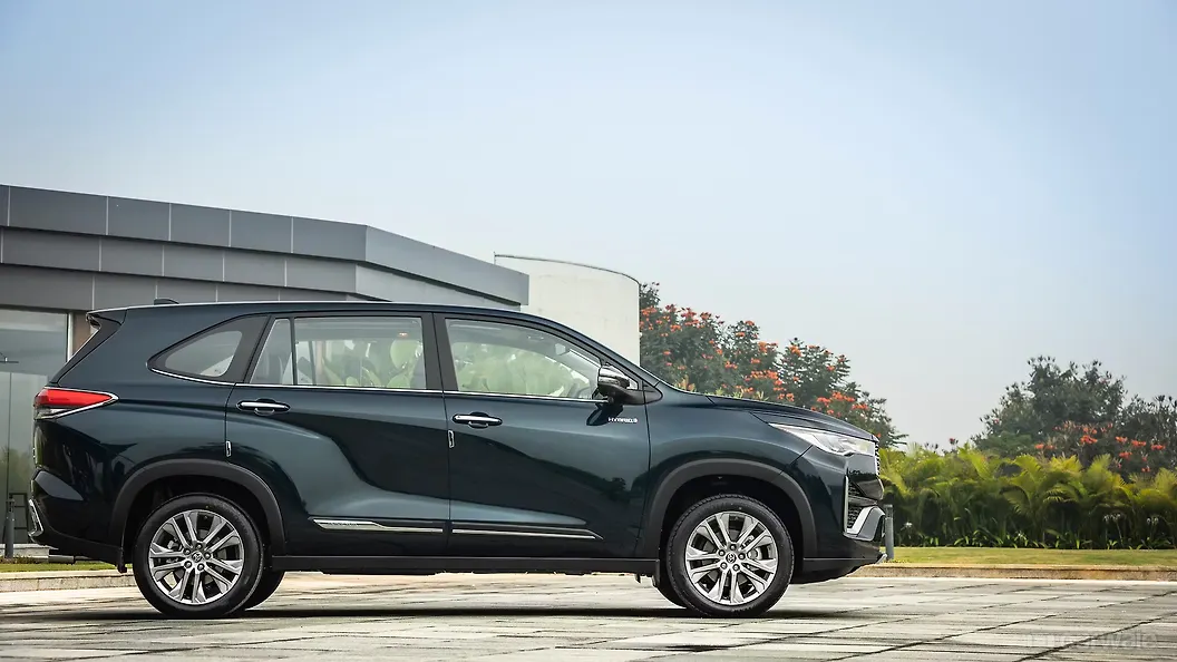 Innova Hycross Right Side View Image, Innova Hycross Photos in India ...