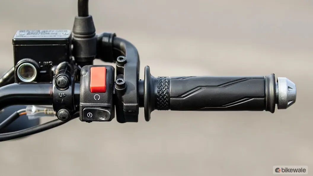 Yamaha MT 15 V2 Turn Indicators Switch Image – BikeWale