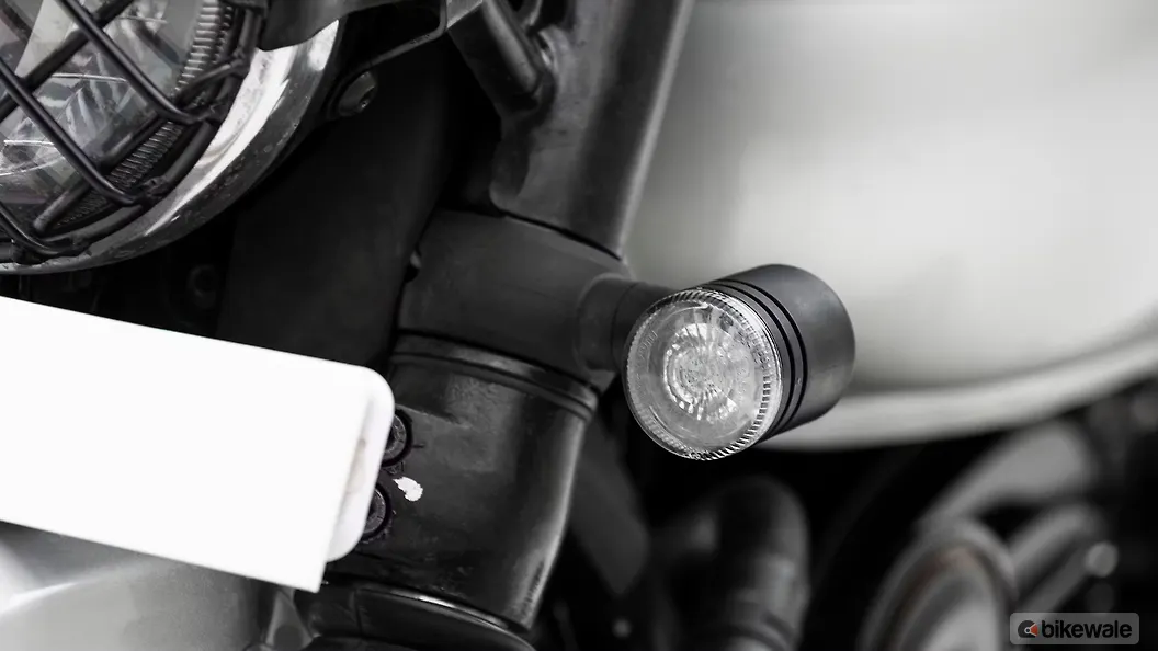 Yezdi Scrambler Front Turn Indicators Image – BikeWale