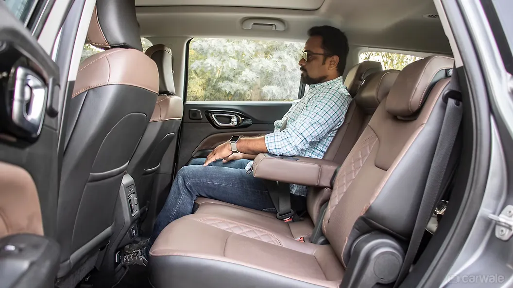 Meridian Second Row Seats Image, Meridian Photos in India - CarWale
