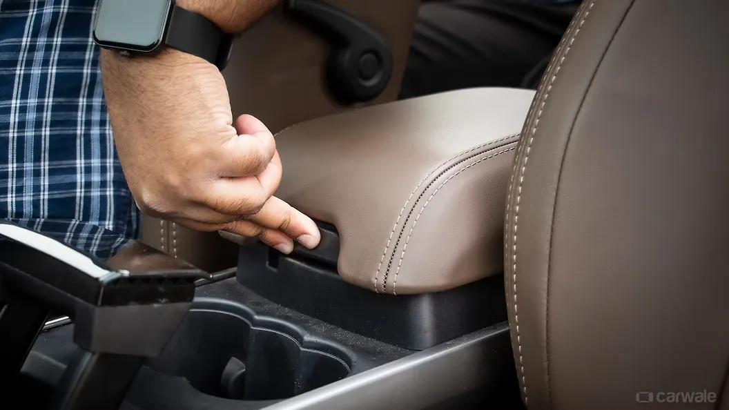Harrier Front Centre Arm Rest Image, Harrier Photos in India - CarWale