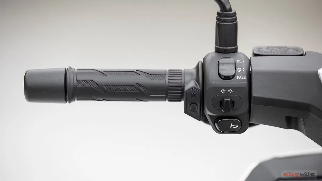 Keeway Vieste 300 Right Side Throttle Grip Image – BikeWale