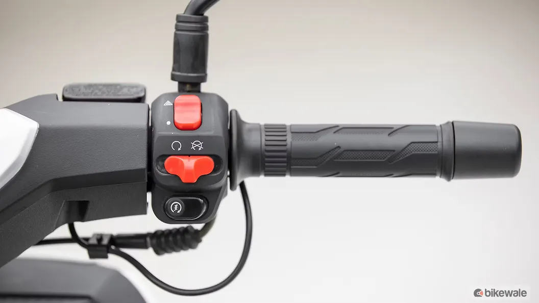 Keeway Vieste 300 Right Side Throttle Grip Image – BikeWale
