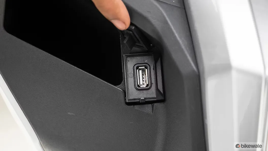 Keeway Vieste 300 USB Charging Port Image – BikeWale