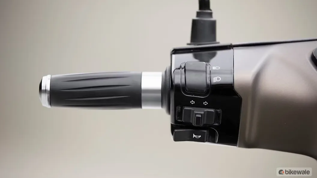 Keeway Sixties 300i Right Side Throttle Grip Image – BikeWale