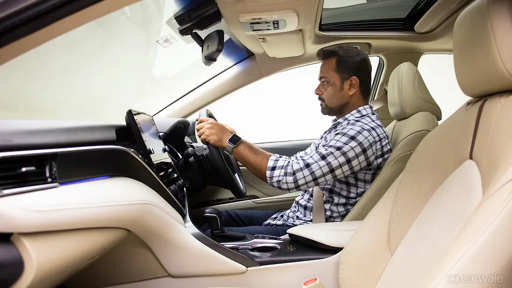 Camry Front Row Seats Image, Camry Photos in India - CarWale