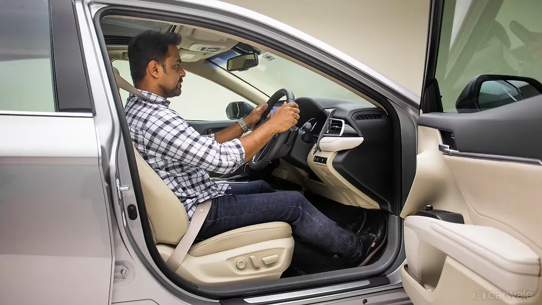 Camry Front Row Seats Image, Camry Photos in India - CarWale