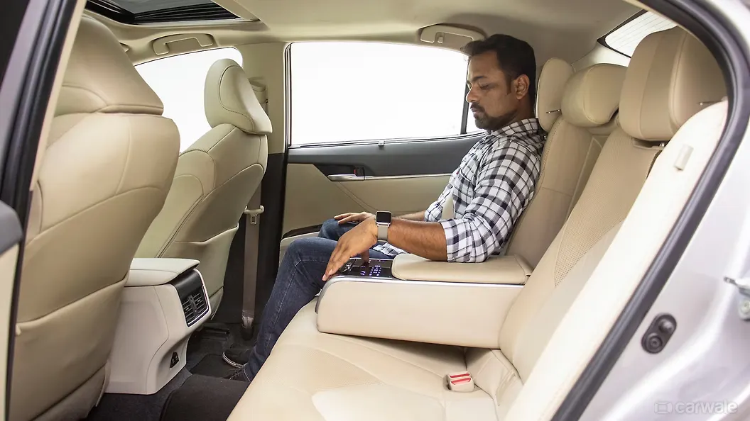 Camry Second Row Seats Image, Camry Photos in India - CarWale