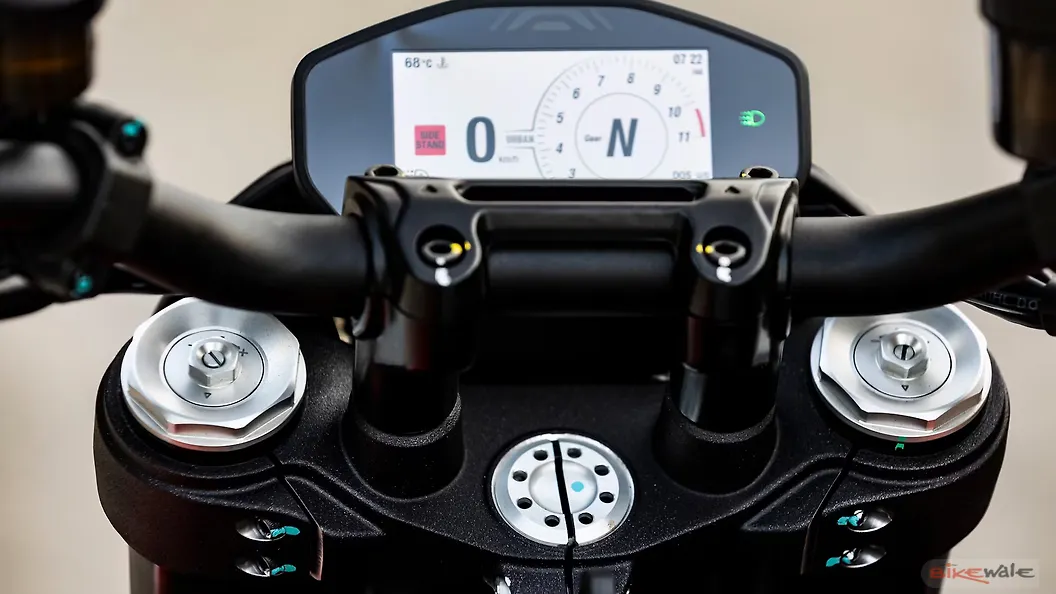 Ducati Hypermotard 950 Handlebar Clamp Image – BikeWale