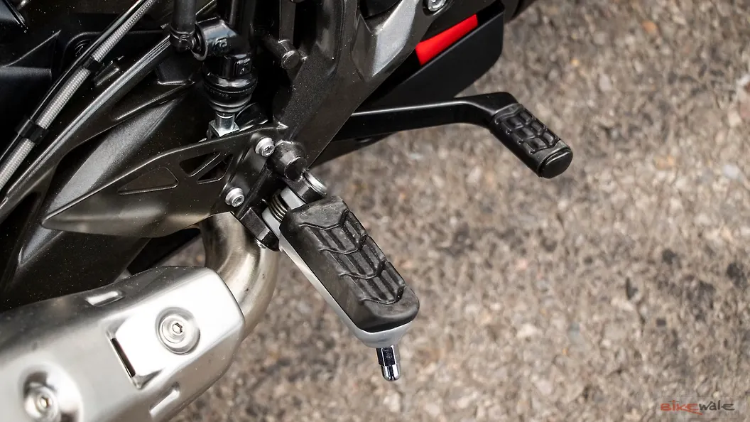 BMW G310 RR Rider Footpeg Image – BikeWale