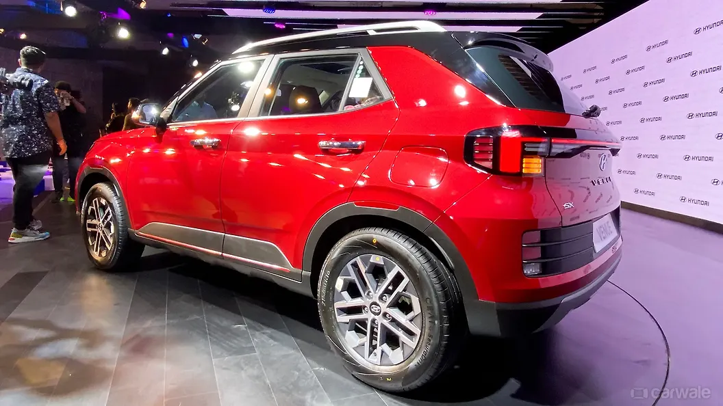 Venue Left Rear Three Quarter Image, Venue Photos in India - CarWale