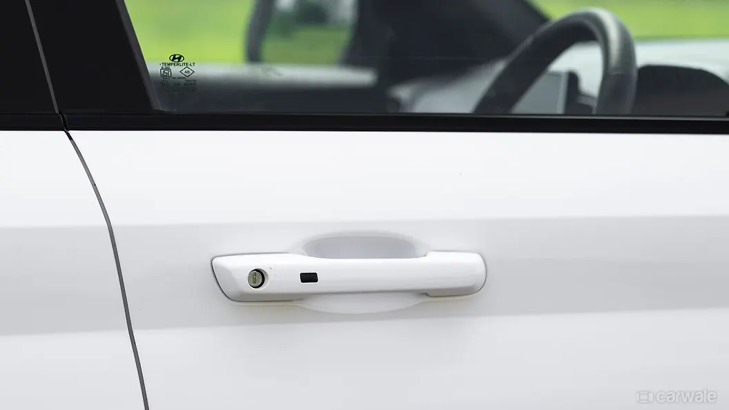 Venue N Line Front Door Handle Image, Venue N Line Photos in India ...