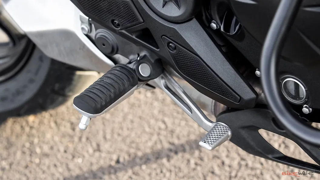 Kawasaki Versys 650 [2020-2021] Pillion Footrest Image – BikeWale