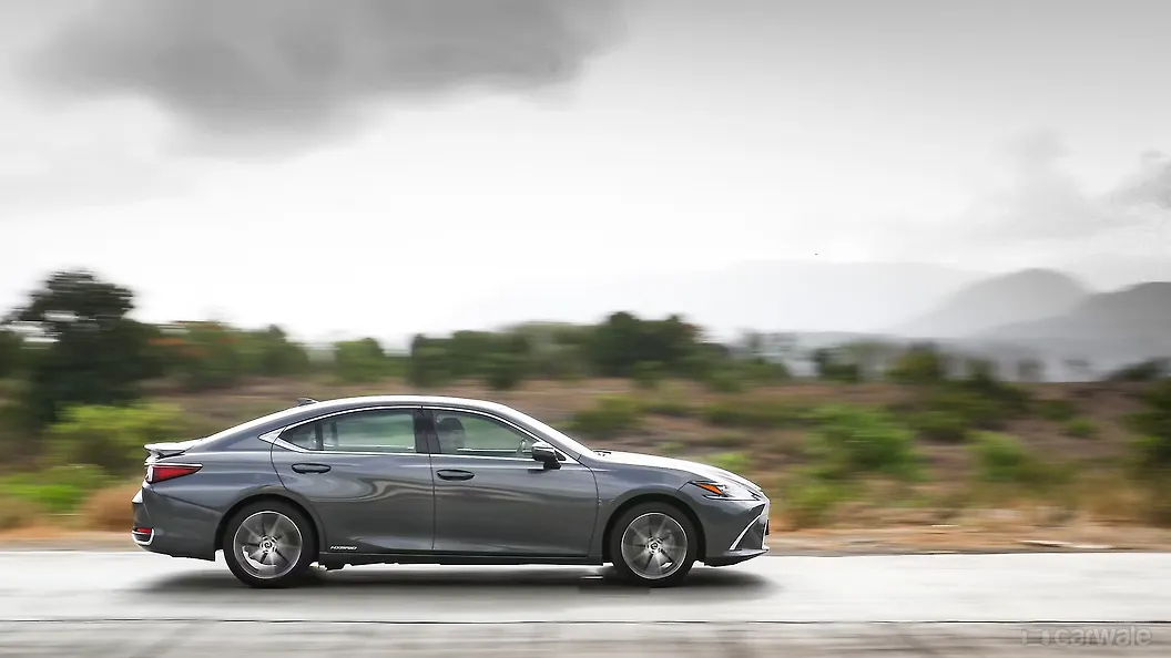 ES Right Side View Image, ES Photos in India - CarWale