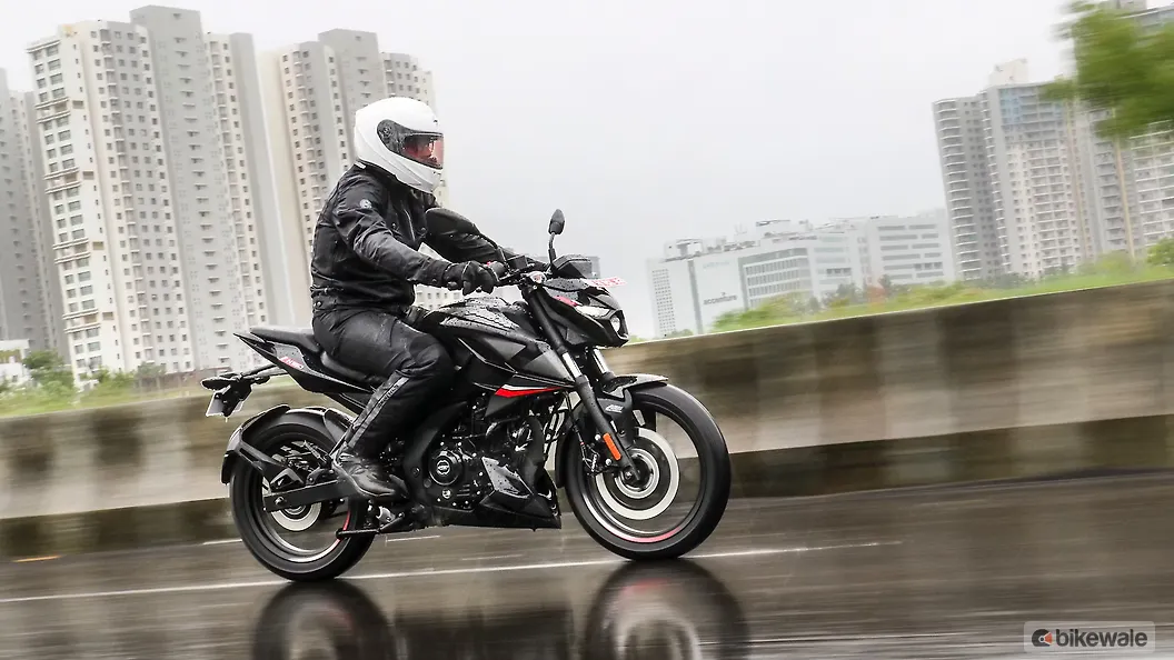 Bajaj Pulsar N160 Right Front Three Quarter Image – BikeWale