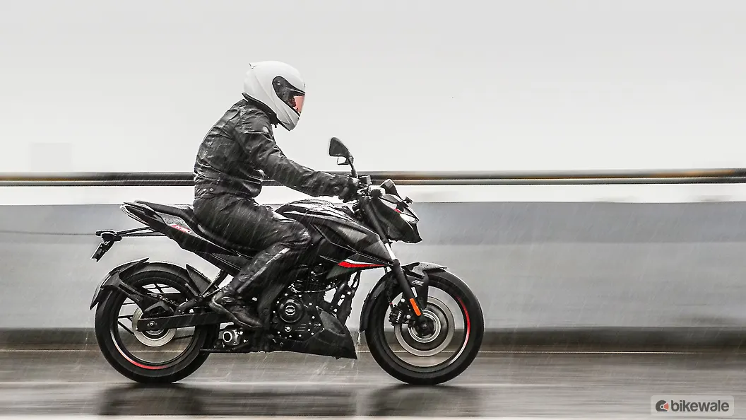 Bajaj Pulsar N160 Rear Reflex Reflector Image – BikeWale