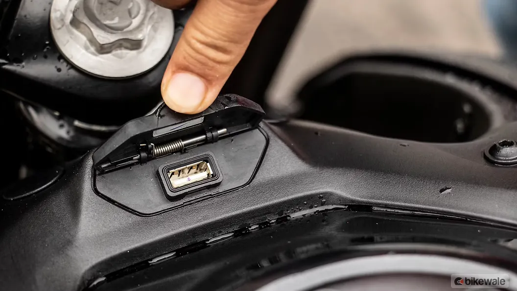 Bajaj Pulsar N160 USB Charging Port Image – BikeWale