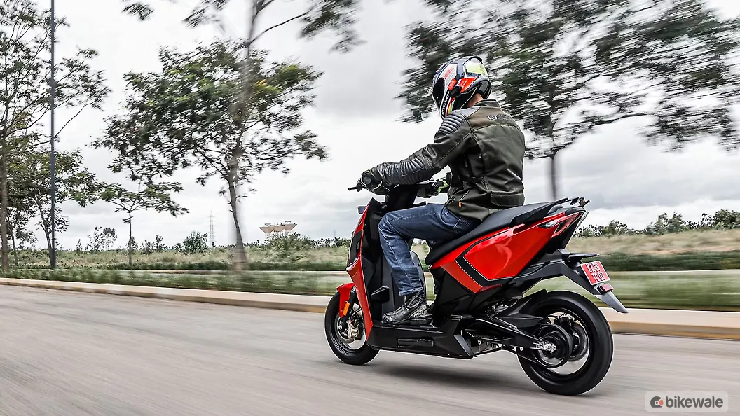 Simple Energy One [2023-2025] Right Side View Image – BikeWale